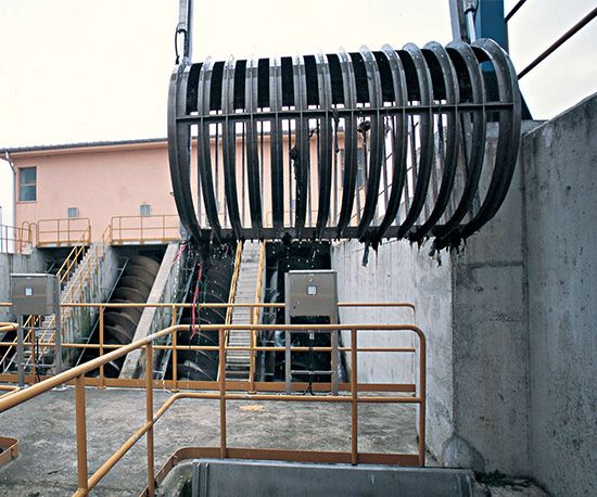 Travelling Grab Screens - A Wastewater Solution from DT