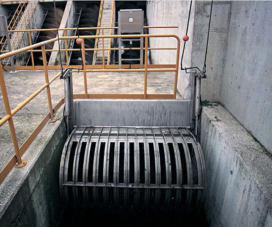 Travelling Grab Screens - A Wastewater Solution from DT